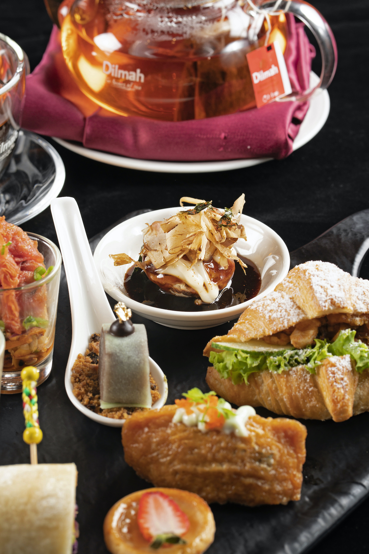 Axis Lounge - Eat. Drink. Hilton.